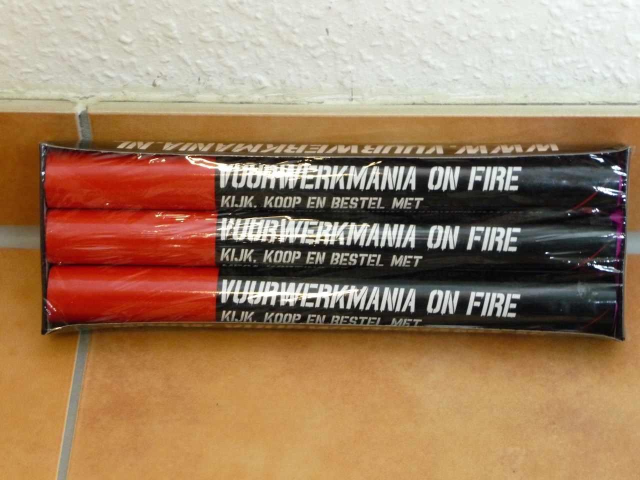 FEUERWERK.net Datenbank | Vuurwerkmania Geisha Red Flare Torch
